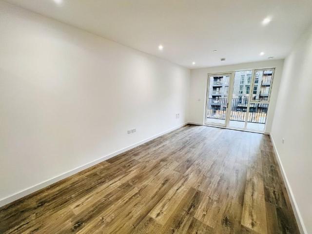 Smithy Lane, Hounslow TW3 2 bed flat to rent £1,850 pcm £427 pw