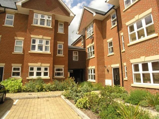 Smiles Place, Lavender Road, Woking GU22, 4 bed terraced house to rent, £2,200 pcm | PrimeLocation
