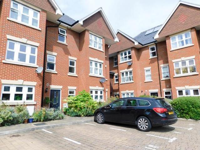 Smiles Place, Woking GU22 4 bed townhouse to rent £2,300 pcm £531 pw