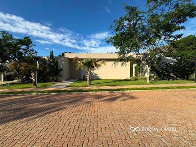 SMPW Quadra 17 Casa de Alto Padrão no Park Way Projetada pela arquiteta Carol Nathair