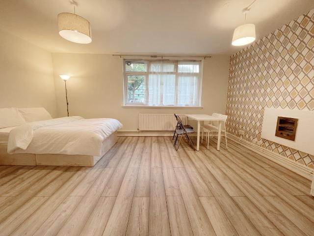 Smythe Street, London E14, 3 bed shared accommodation to rent, £950 pcm | PrimeLocation