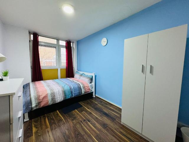 Smythe Street, London E14, Room to rent, £830 pcm | PrimeLocation