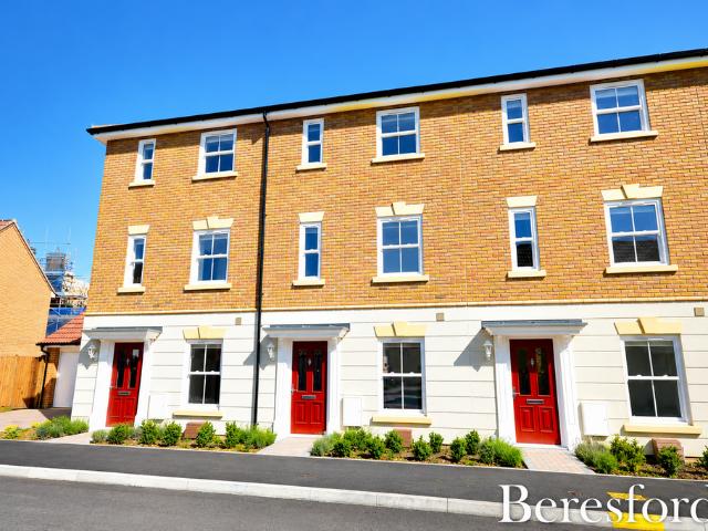 Snowberry Road, CM6 3 bed terraced house to rent £1,725 pcm £398 pw