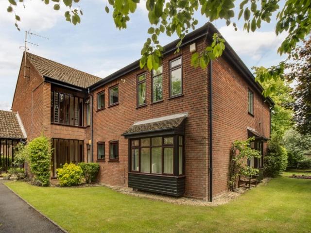 Snells Wood, Cokes Lane, Little Chalfont HP7, 2 bed flat to rent, £2,200 pcm | PrimeLocation