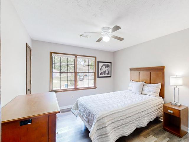 Snellville House with with large rooms in a quiet neighborhood