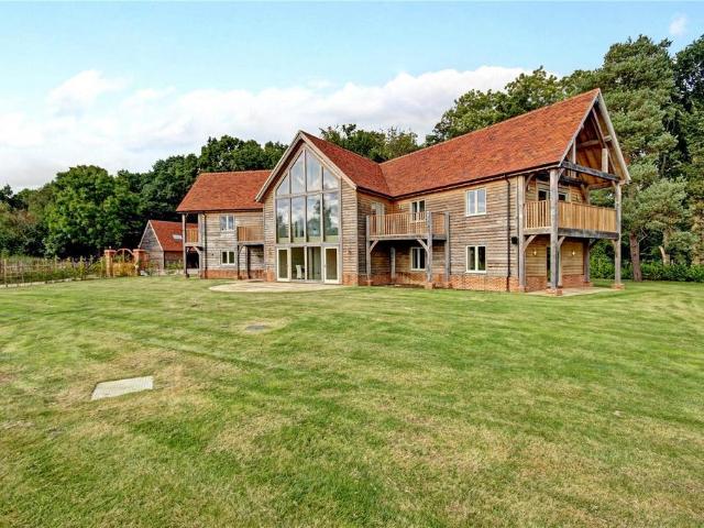 Snelsmore Common, Newbury, Berkshire. 5 bed detached house to rent £6,500 pcm £1,500 pw