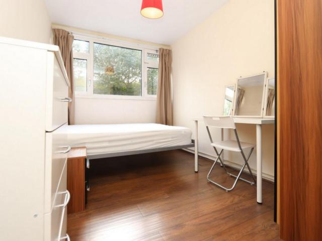 Snug double bedroom near the Millwall Park Has a Room