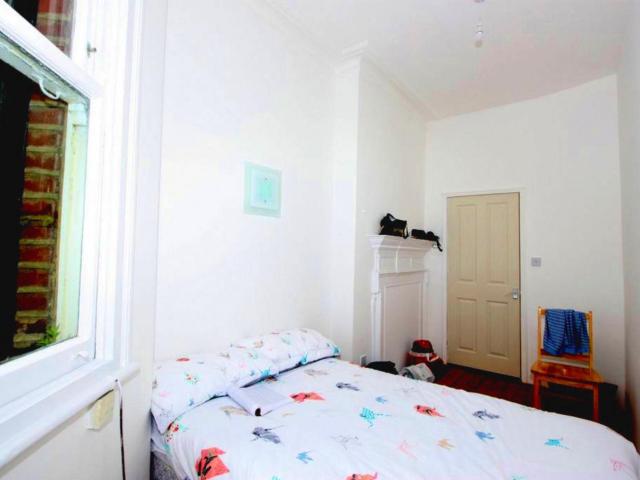 Snug double bedroom near the Finchley Road & Frognal train station Has a Room