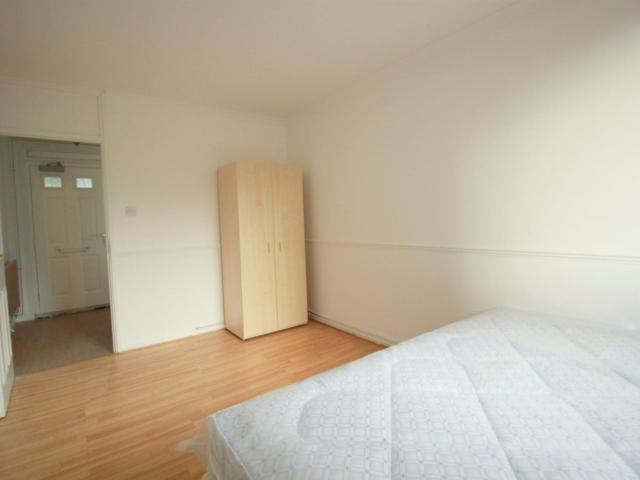 Snug double bedroom near the Shadwell train station Has a Room
