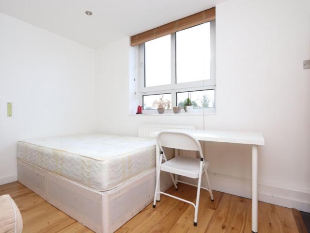 Snug double bedroom not far from The Regent's Park Has a Room