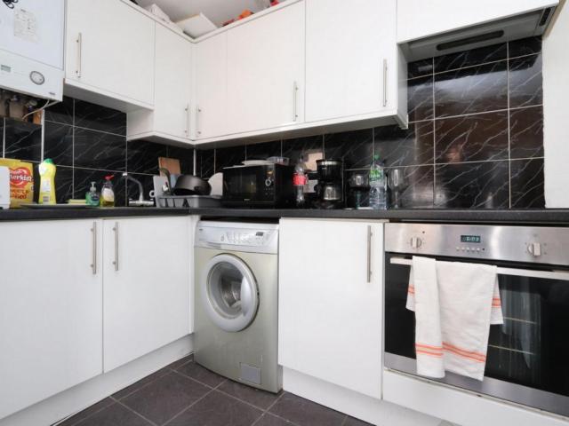 Snug double bedroom not far from The Regent's Park Has a Room