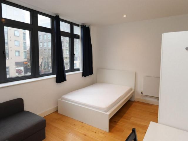 Snug double bedroom not far from Caledonian Road tube station Has a Room