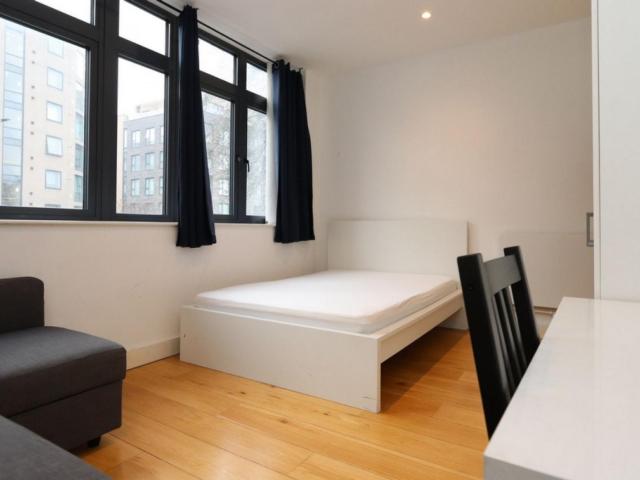 Snug double bedroom not far from Caledonian Road tube station Has a Room