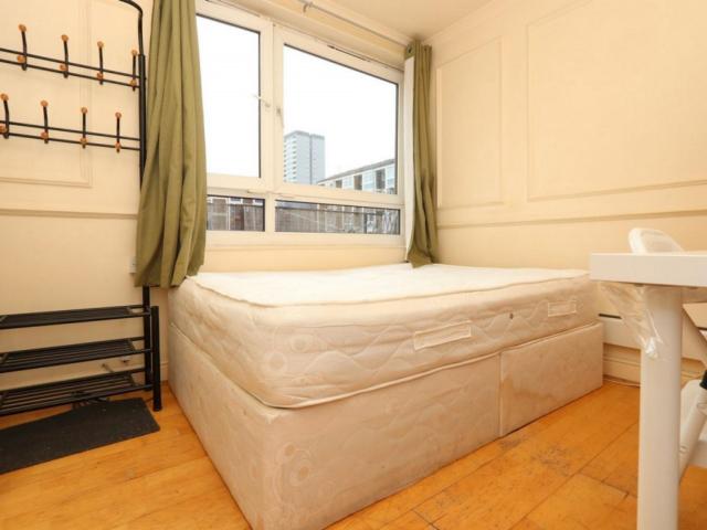Snug double bedroom close to Mile End Park Has a Room