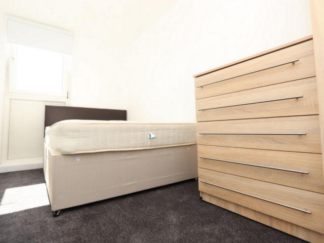 Snug double bedroom close to Holloway Road tube station Has a Room