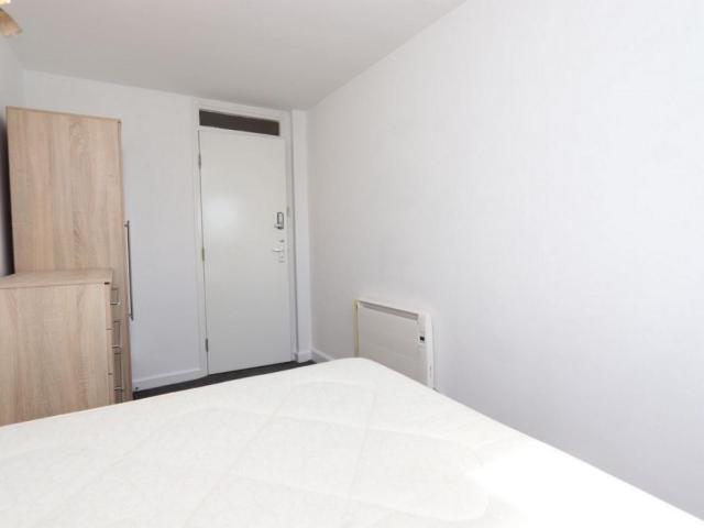 Snug double bedroom close to Holloway Road tube station Has a Room