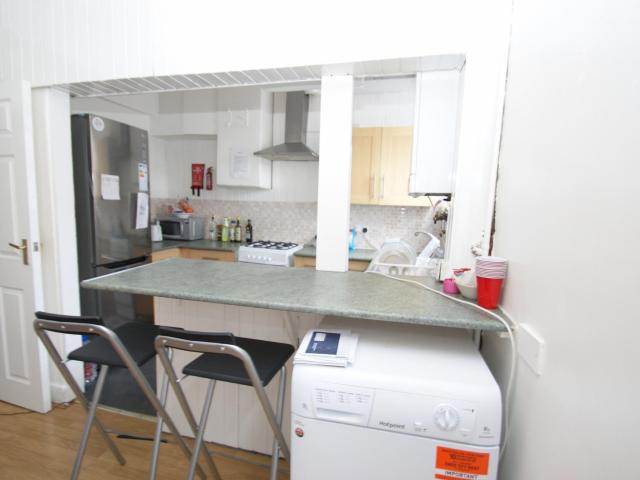 Snug double bedroom close to the East Acton tube Has a Room