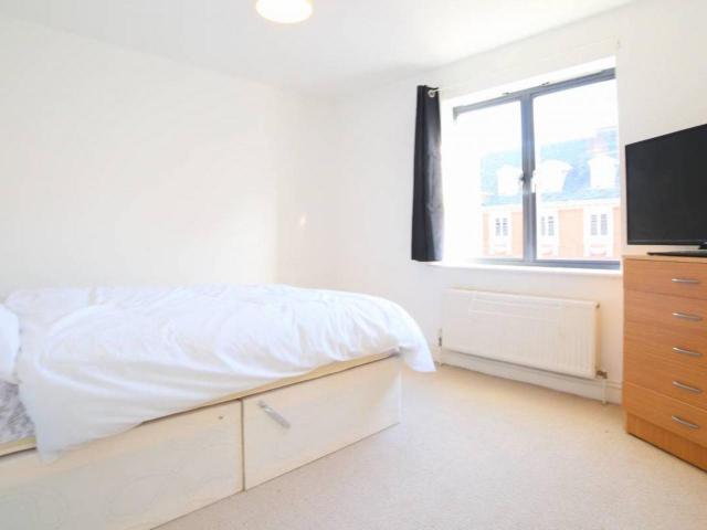 Snug double bedroom in a 3 bedroom flat, in Falconer Walk Has a Room