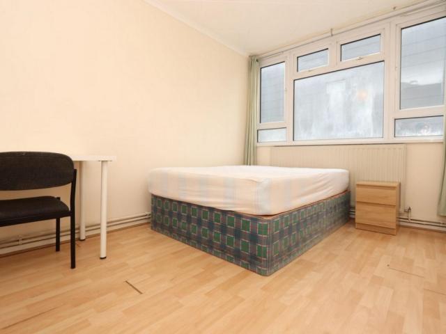 Snug double bedroom in Poplar Has a Room