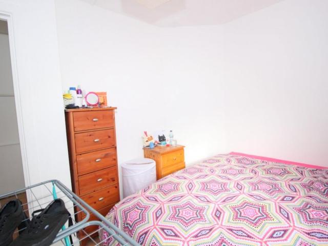 Snug double bedroom in residential South Lambeth Has a Room