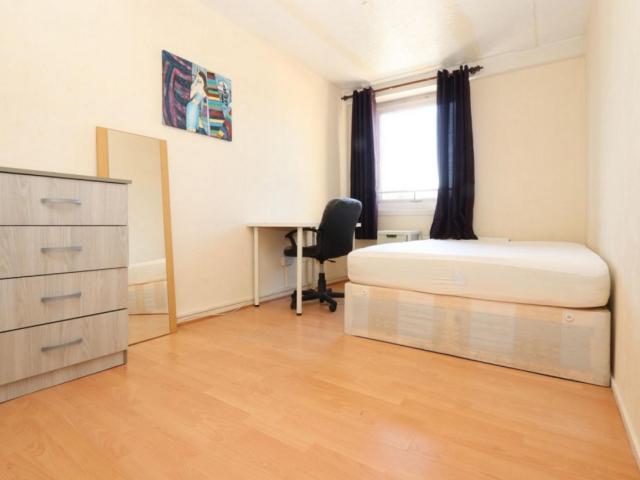 Snug double bedroom very close to the Queen Mary University of London Has a Room
