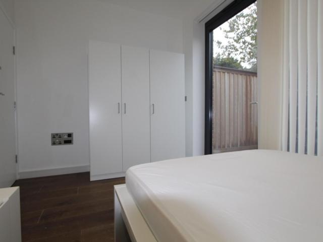 Snug double bedroom with terrace close to the Old Royal Naval College Has a Room