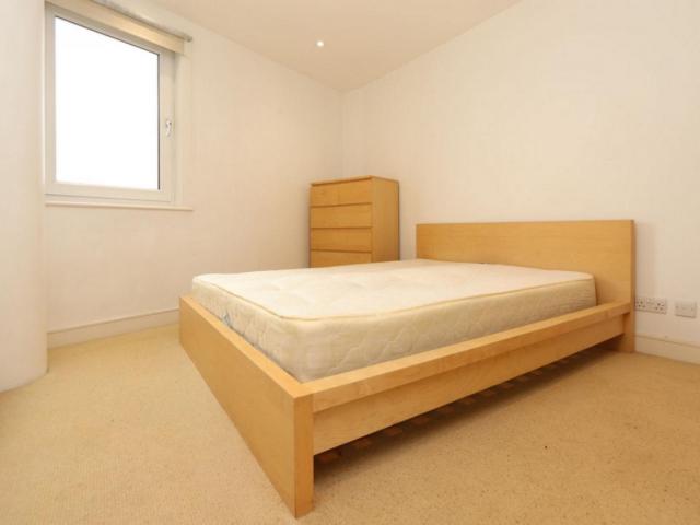 Snug double ensuite bedroom close to Canary Wharf Has a Room