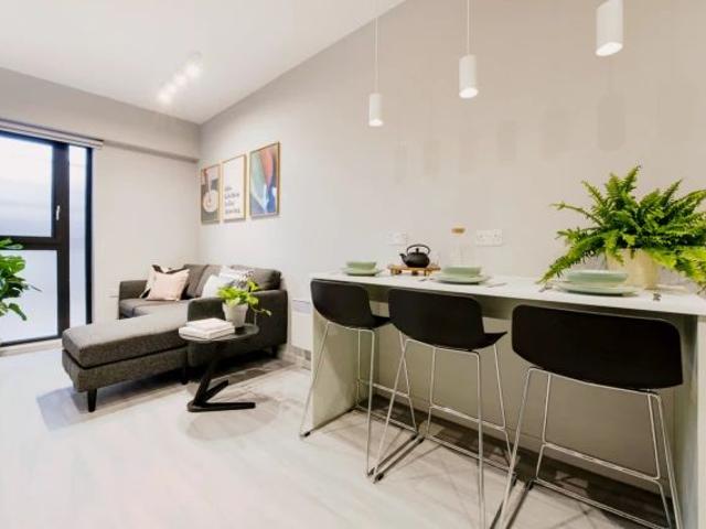 Snug double ensuite bedroom in a 6 Bedroom apartment, in a residence near Arts Tower