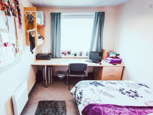 Snug double ensuite bedroom next to the St Mark's Shopping Centre Has a Room