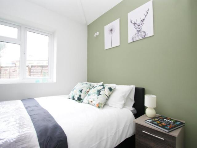Snug double ensuite bedroom near the White City tube Has a Room