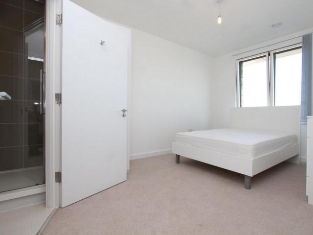 Snug double ensuite bedroom near University of East London Has a Room