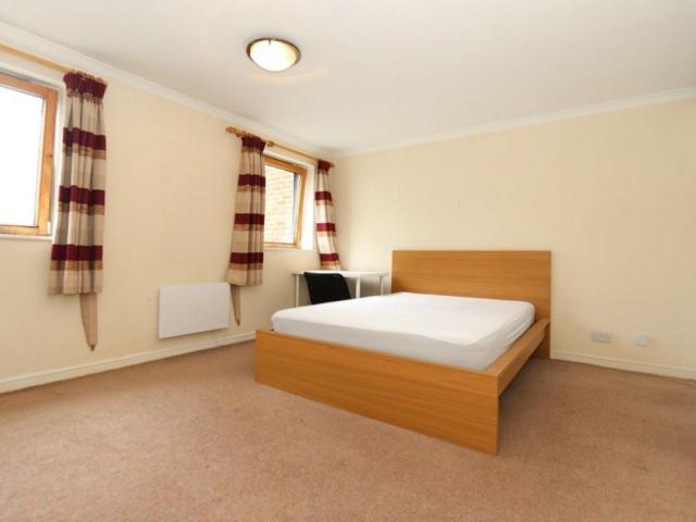 Snug double ensuite bedroom near South Quay DLR Station Has a Room