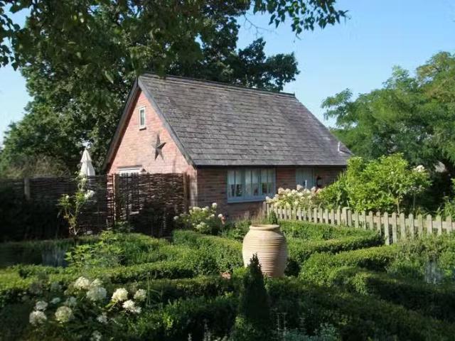 Snughorne Lane, Smarden, Kent, TN27 8PR 1 bed detached house t.