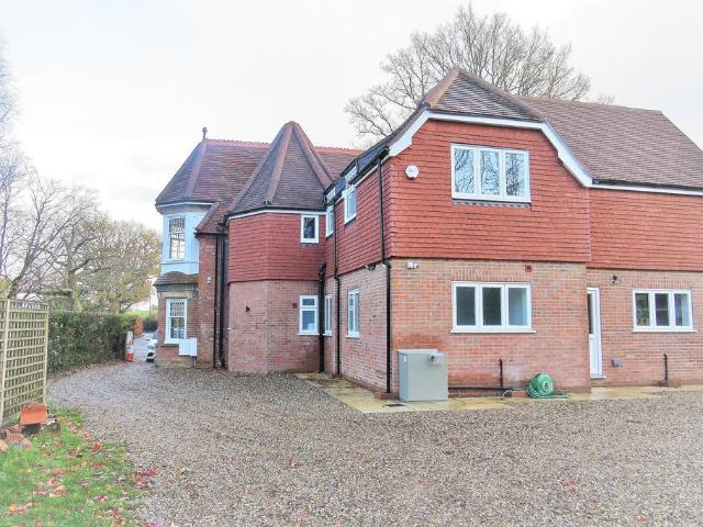 Spode Lane, Edenbridge TN8 5 bed detached house to rent £4,500 pcm £1,038 pw