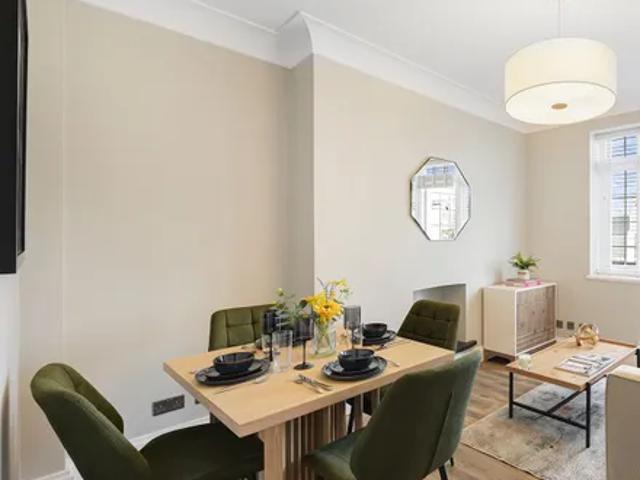 Sports Direct, 190/192 Kensington High Street, London, W8 7BQ, United Kingdom | 2 bed apartment for rent #167071928 | Rentberry