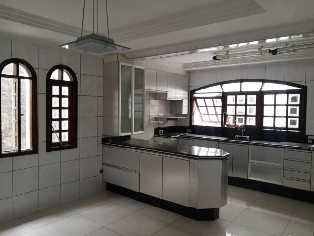 spaçoso Sobrado 315m² na Vila Hebe 4 Suítes, Salão de Festas e 3 Vagas