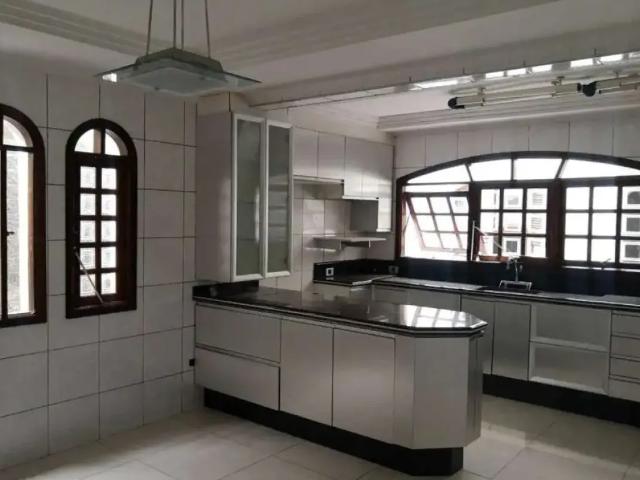 spaçoso Sobrado 315m² na Vila Hebe 4 Suítes, Salão de Festas e 3 Vagas