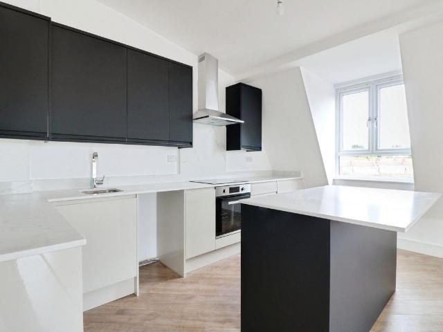 Spa Road, Hockley SS5, 2 bed flat to rent, £1,600 pcm | PrimeLocation