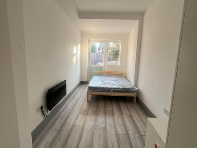 Spackmans Way, Slough SL1, 1 bed flat to rent, £995 pcm | PrimeLocation