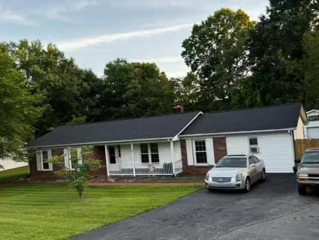 Spacious 4 Bed/2 Bath Single Family Home in KING, NC $1800/m.