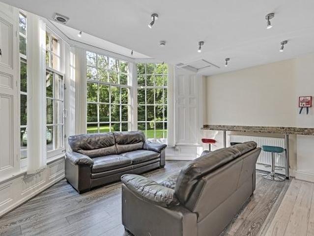 Spacious 4 Bed, 4 Bath Student Flat with Large Communal Garden & Free Parking