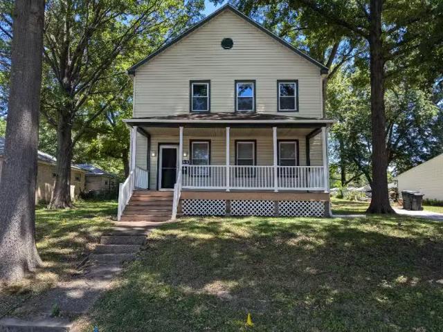 Spacious 4 Bed, 2 Bath Single Family Home in St Louis $1525/.
