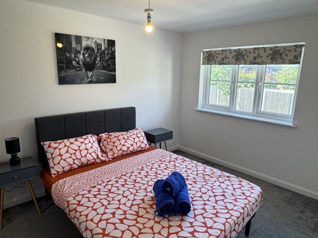 Spacious 4 Bed Home | Airport & City Links