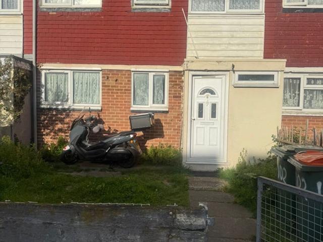 Spacious 4 Bed Home with Living Room East Ham E6