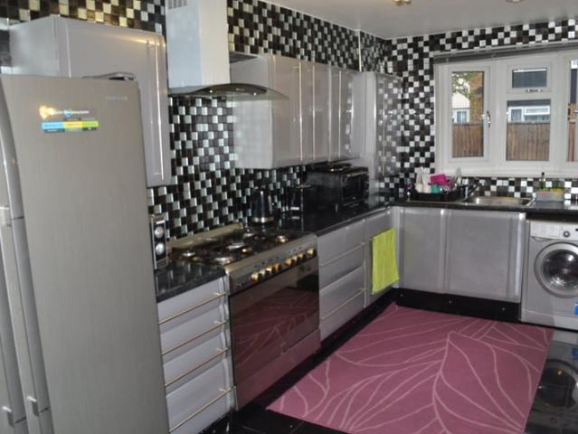 Spacious 4 Bed House | 5 Mins to Stratford