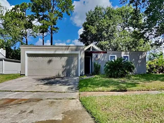 Spacious 4 bedroom 2 bathroom home in the HEART OF MANDARIN!.