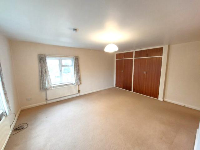 Spacious 4 bedroom for £900 PCM in Kingsbury