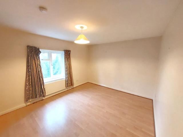 Spacious 4 bedroom for £900 PCM in Kingsbury