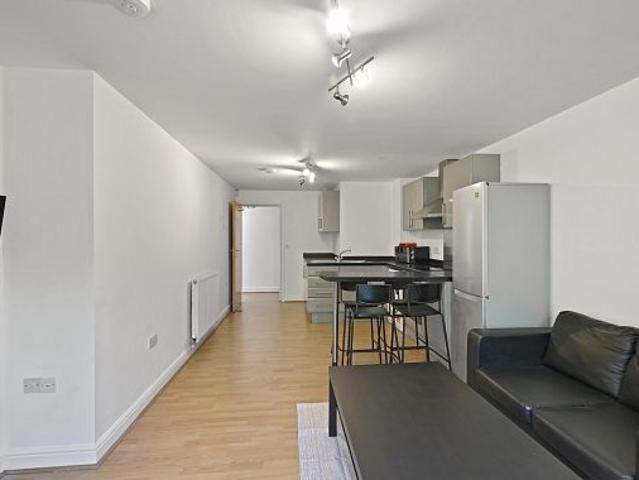 Spacious 4 Bedroom Flat in Vibrant Sheffield Neighbourhood