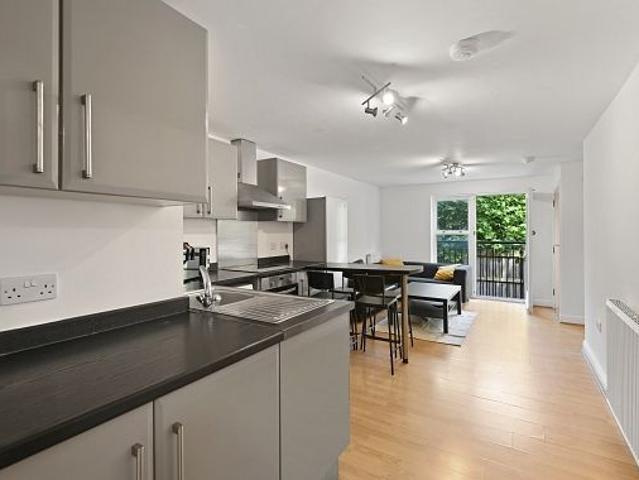 Spacious 4 Bedroom Flat in Vibrant Sheffield Neighbourhood